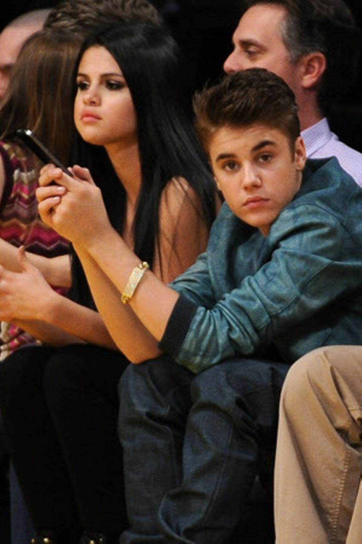 Logan Lerman Und Selena Gomez Gehen Miteinander Aus Logan Lerman Gets