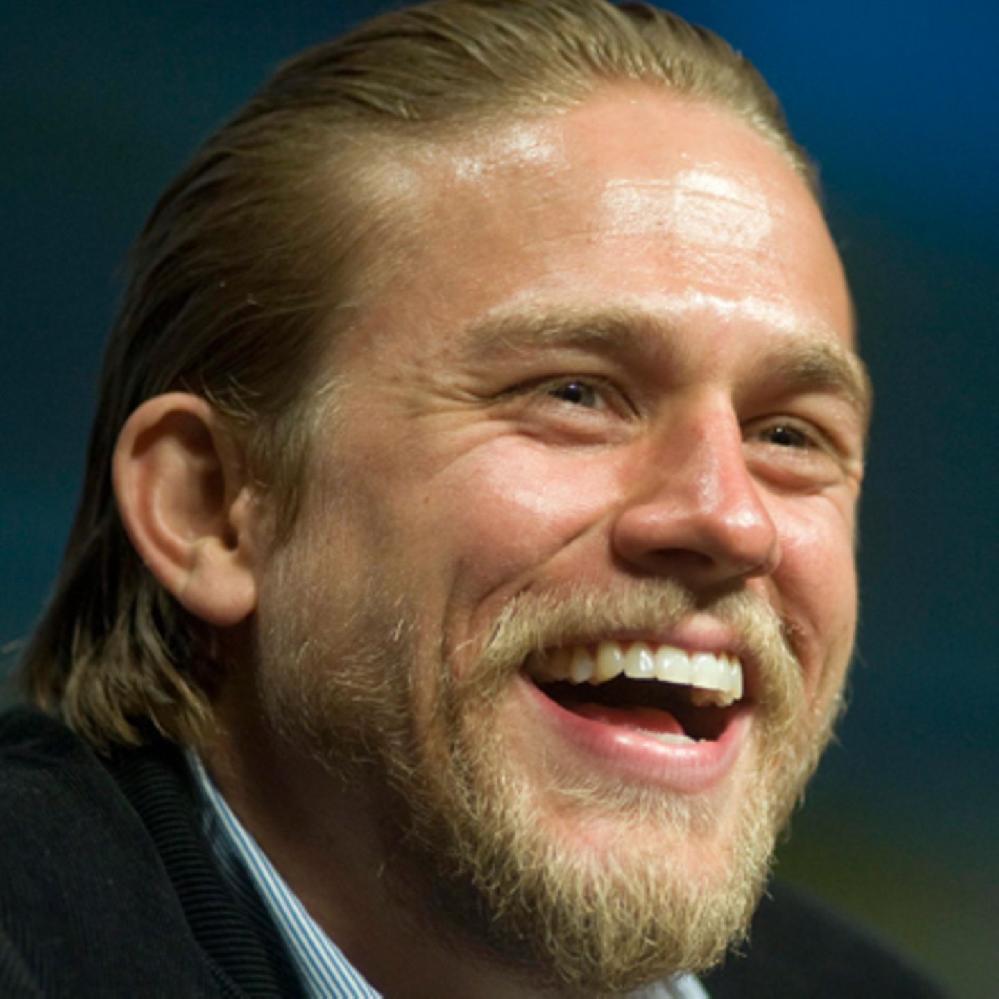 Charlie Hunnam Buikspieren