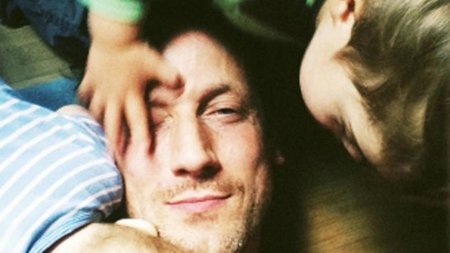 Wotan Wilke Möhring: Kuscheln mit seinen Kids | GALA.de