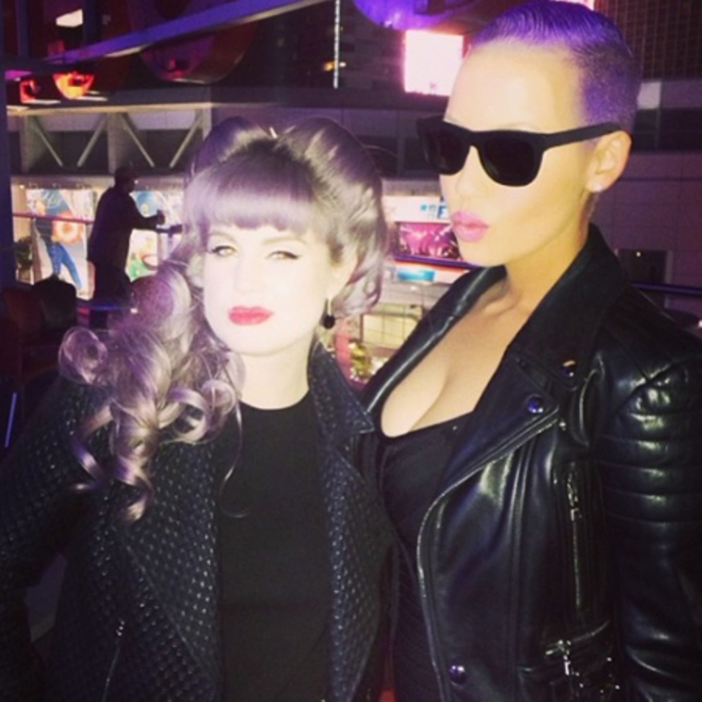 Kelly Osbourne + Amber Rose: Lila Haar-Gang mit Kelly Osbourne | GALA.de