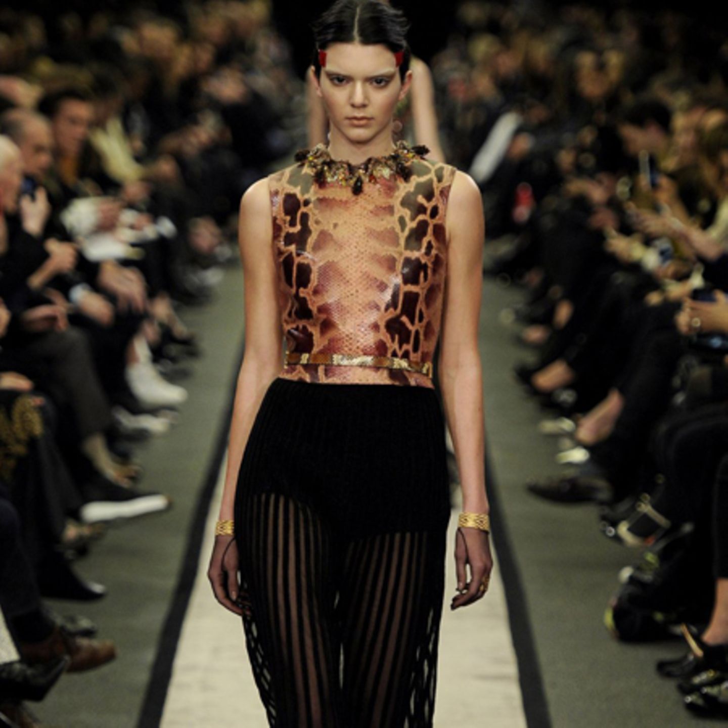 Kendall Jenner: Total verwandelt für Givenchy | GALA.de