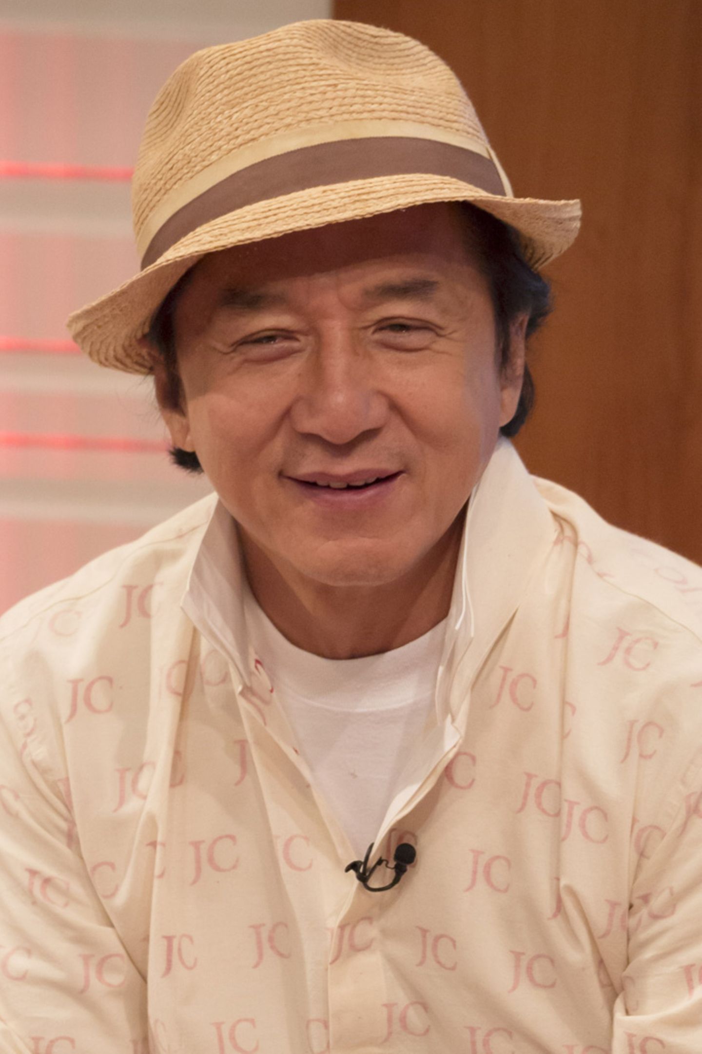 Jackie Chan Athair Sochraide PARALYMPICS 2024: Jackie Chan To Carry