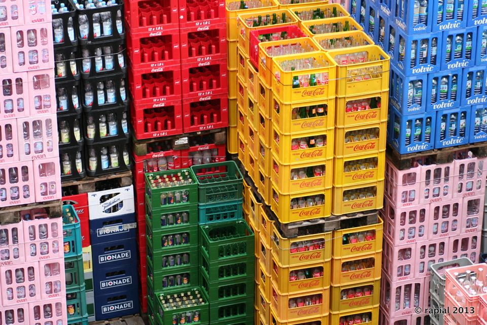 Absurde Pfand-Aktion : Ein Mann bringt über 800€ Leergut zurück und ...