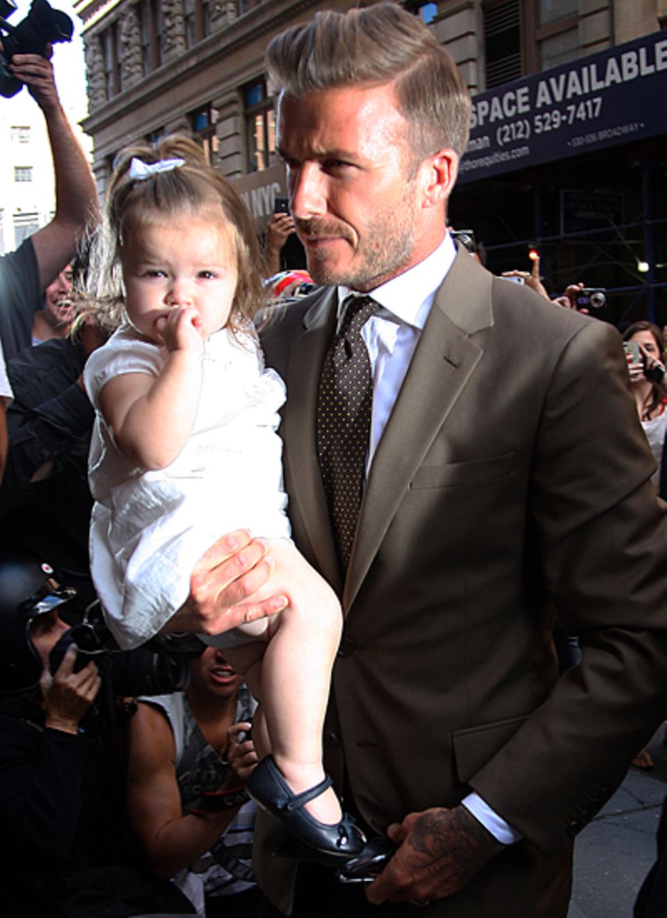 Harper Seven Beckham: Süße Fotos von Harpers Kleidern | GALA.de