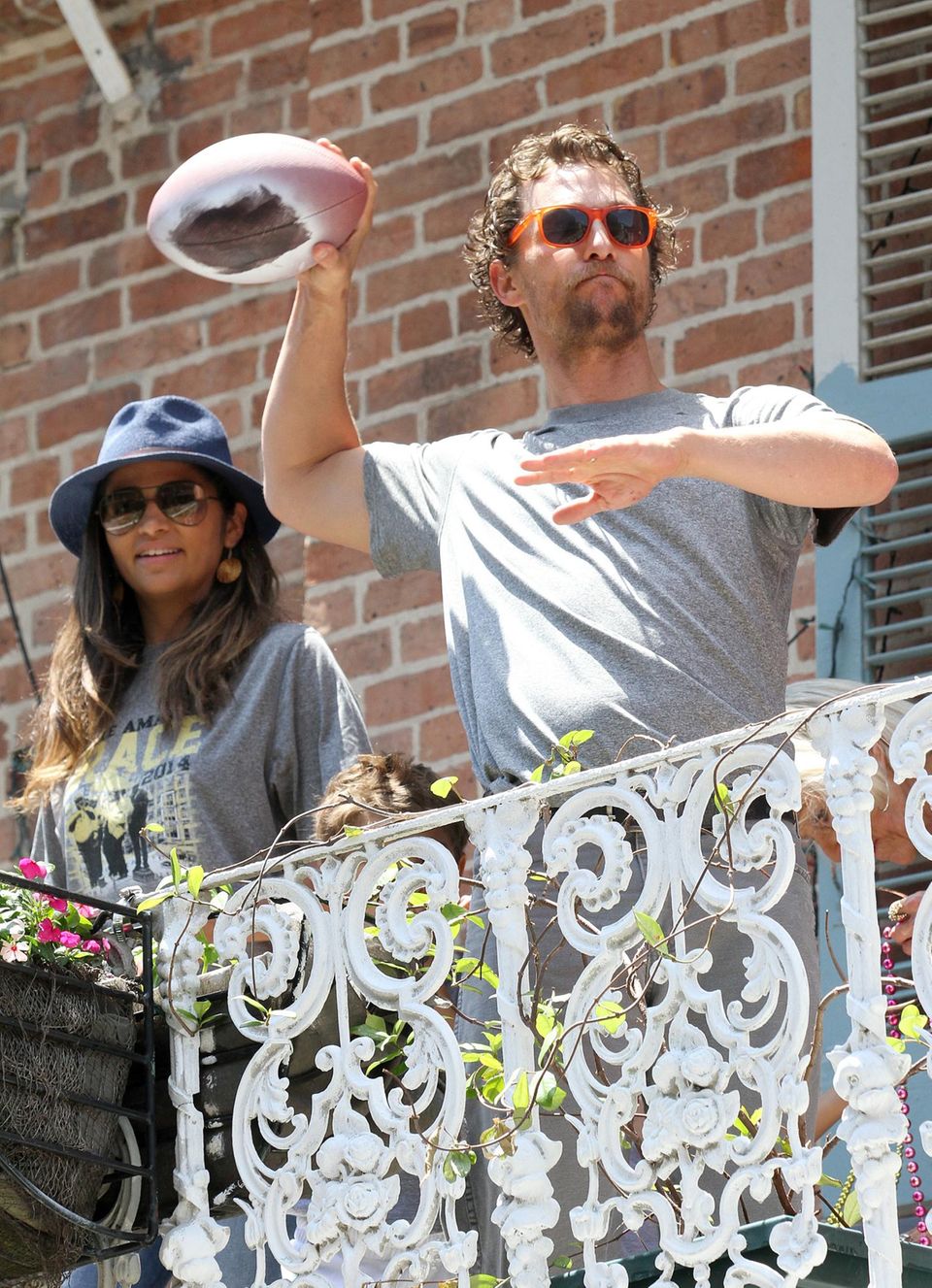 Brad Pitt + Matthew Mcconaughey: Kommt ein Bier geflogen | GALA.de