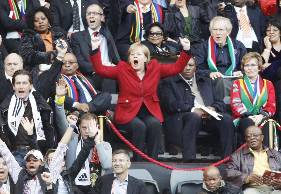 Angela Merkel + Fußball: Mutti jubelt! | GALA.de