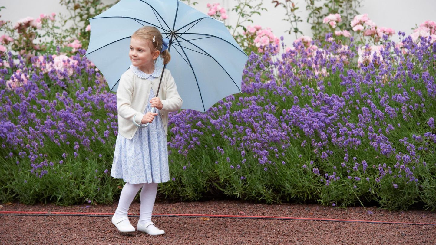 Prinzessin Estelle: Mit Schirm, Charme und blauer Schleife | GALA.de