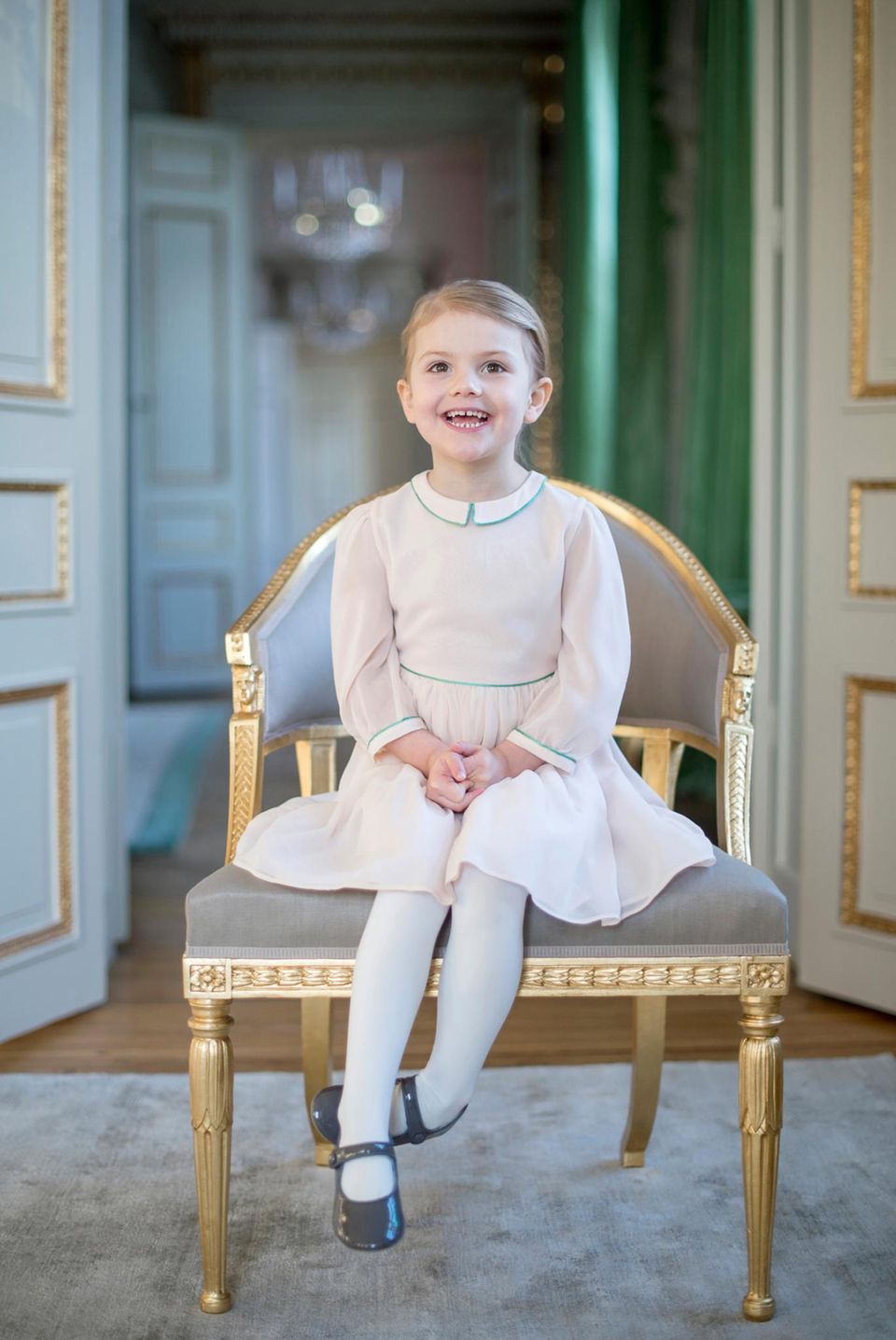 Prinzessin Estelle: Die Bilder ihrer süßesten Looks | GALA.de