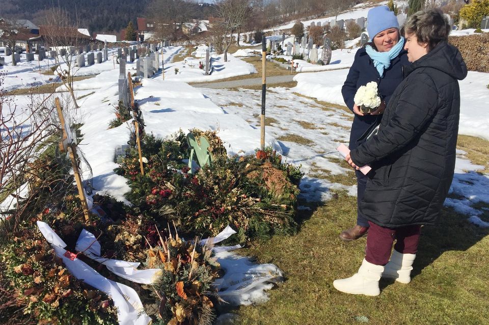 "Schwiegertochter gesucht" Beate Fischer: Emotionaler Besuch am Grab ...