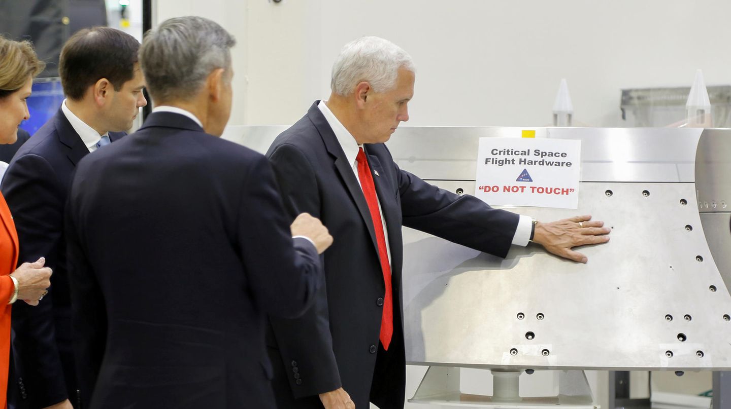 Mike Pence: US-Vize-Präsident blamiert sich mit NASA-Auftritt | GALA.de