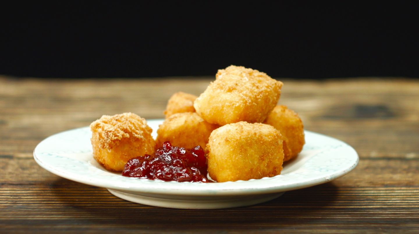 Herzhafte Verführung: Camembert-Happen mit Preiselbeeren | GALA.de