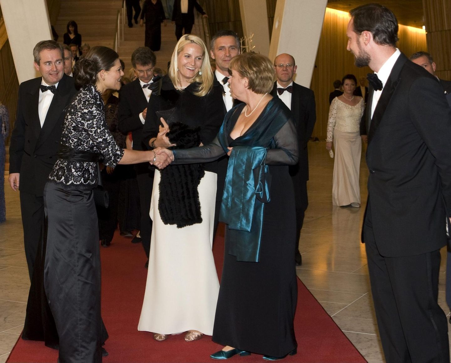 XXL-Ausschnitt: Mit dem "Baywatch-Dress" löste Prinzessin Madeleine ...