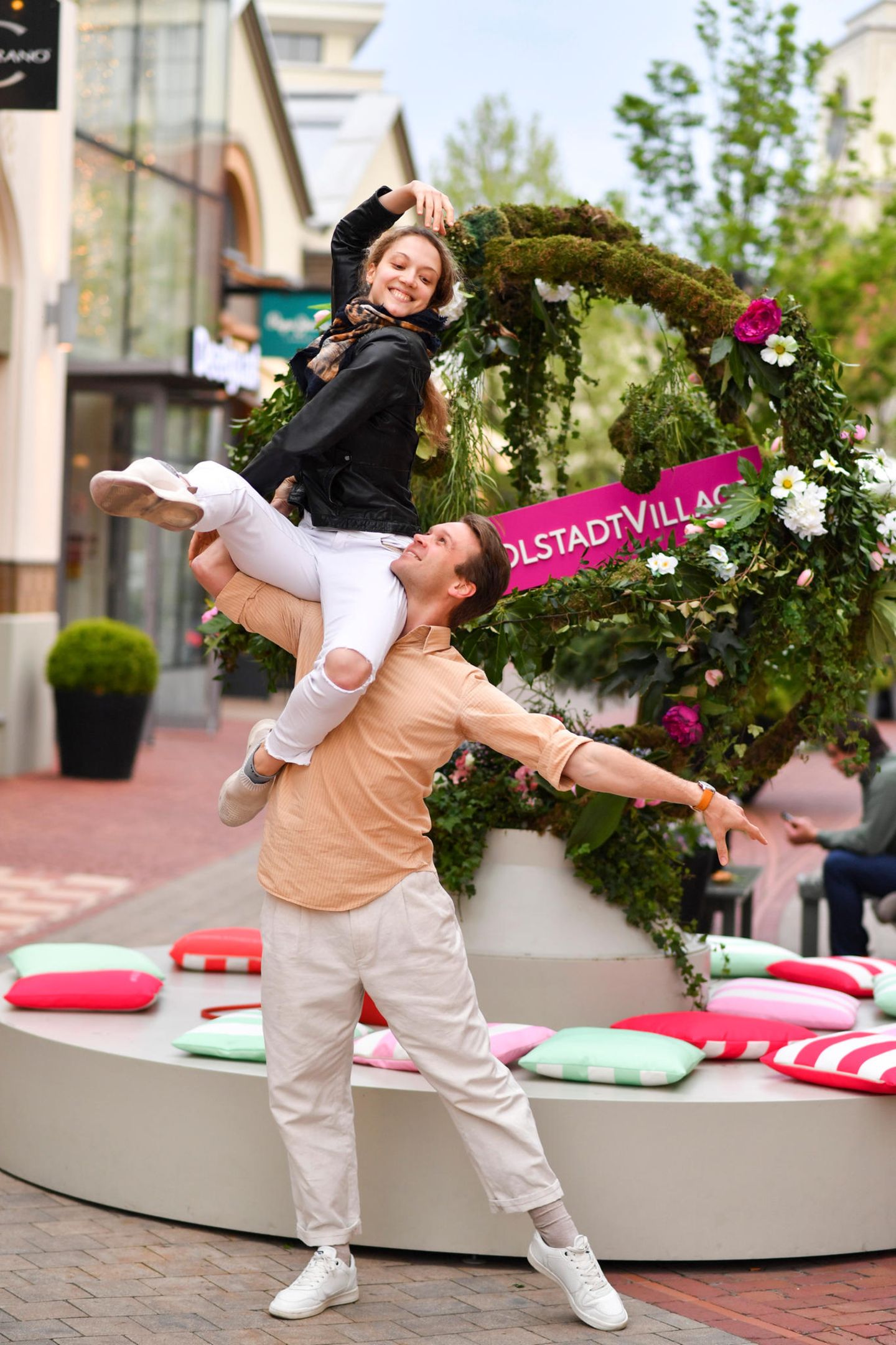 Ingolstadt Village + GALA feiern mit Promis ein ungewöhnliches Foto ...