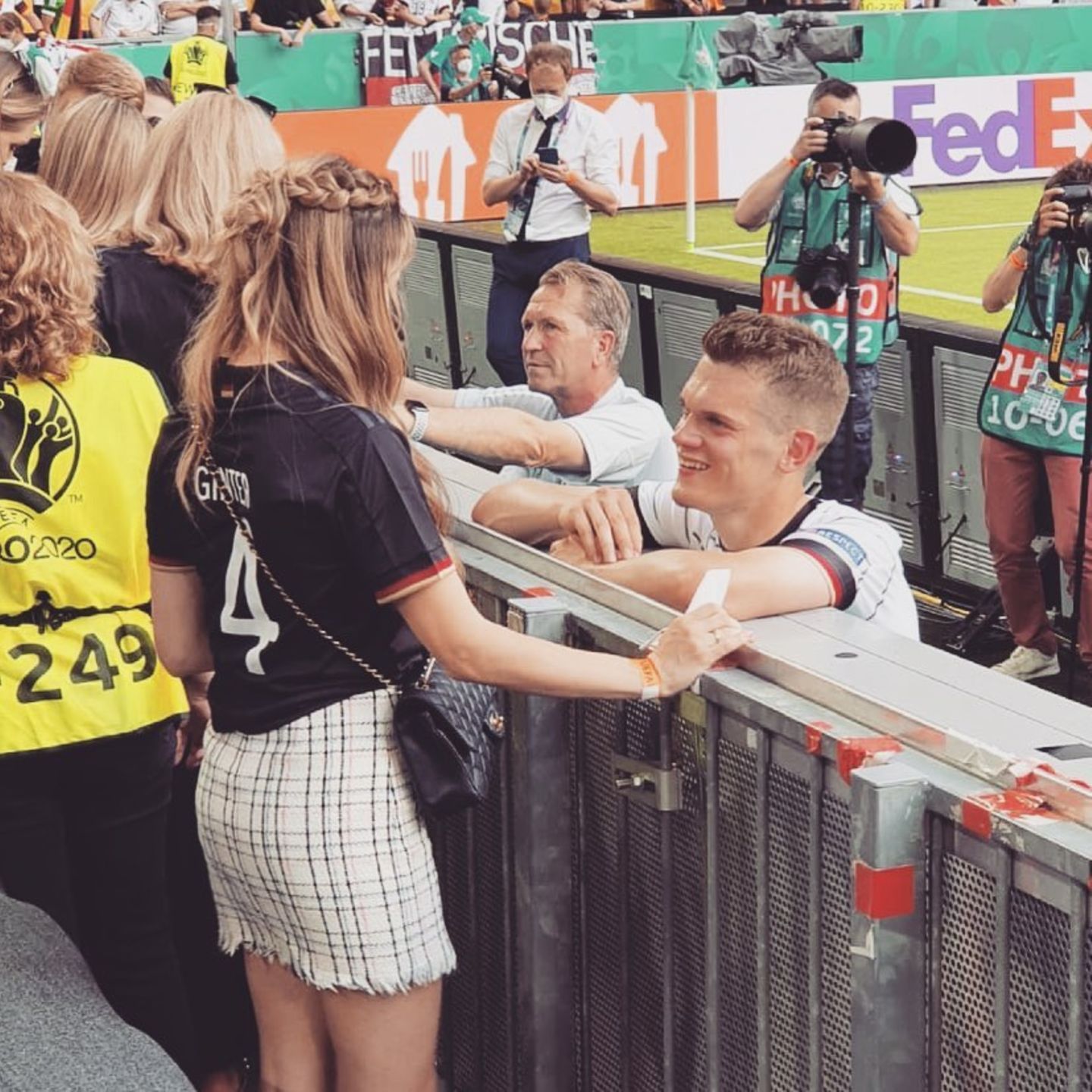 Fußball trifft Mode: Die schönsten Looks der Spielerfrauen | GALA.de