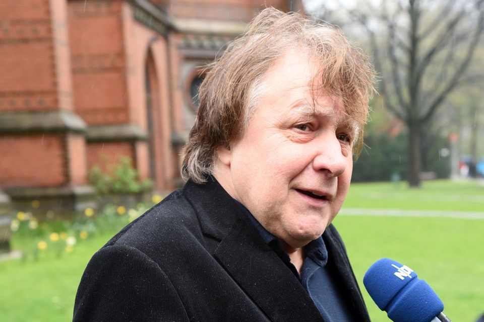 Peter Urban: Not-OP rettet ESC-Kommentator das Leben | GALA.de