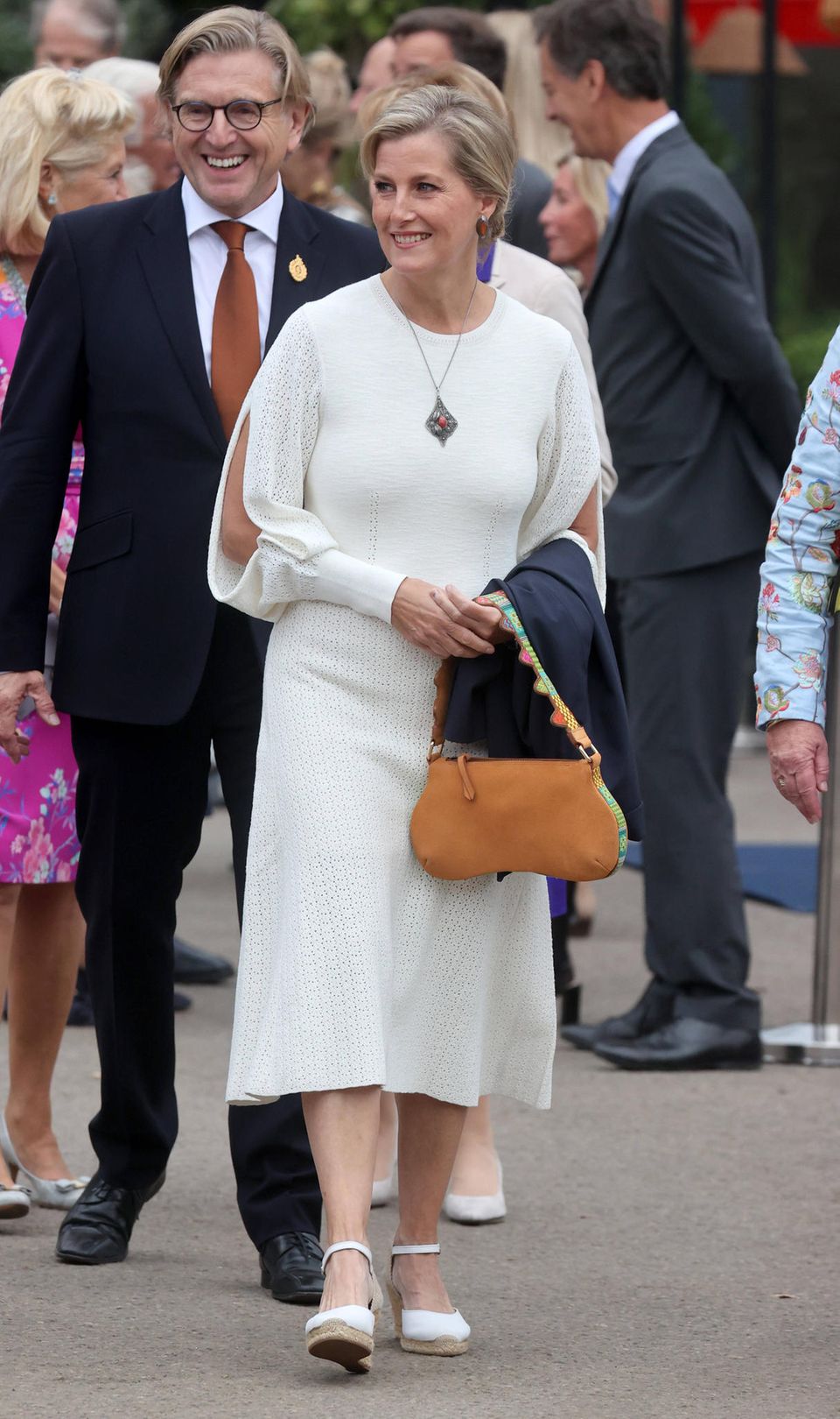 Herzogin Sophie: Im Satinkleid sticht sie aus der Masse heraus | GALA.de