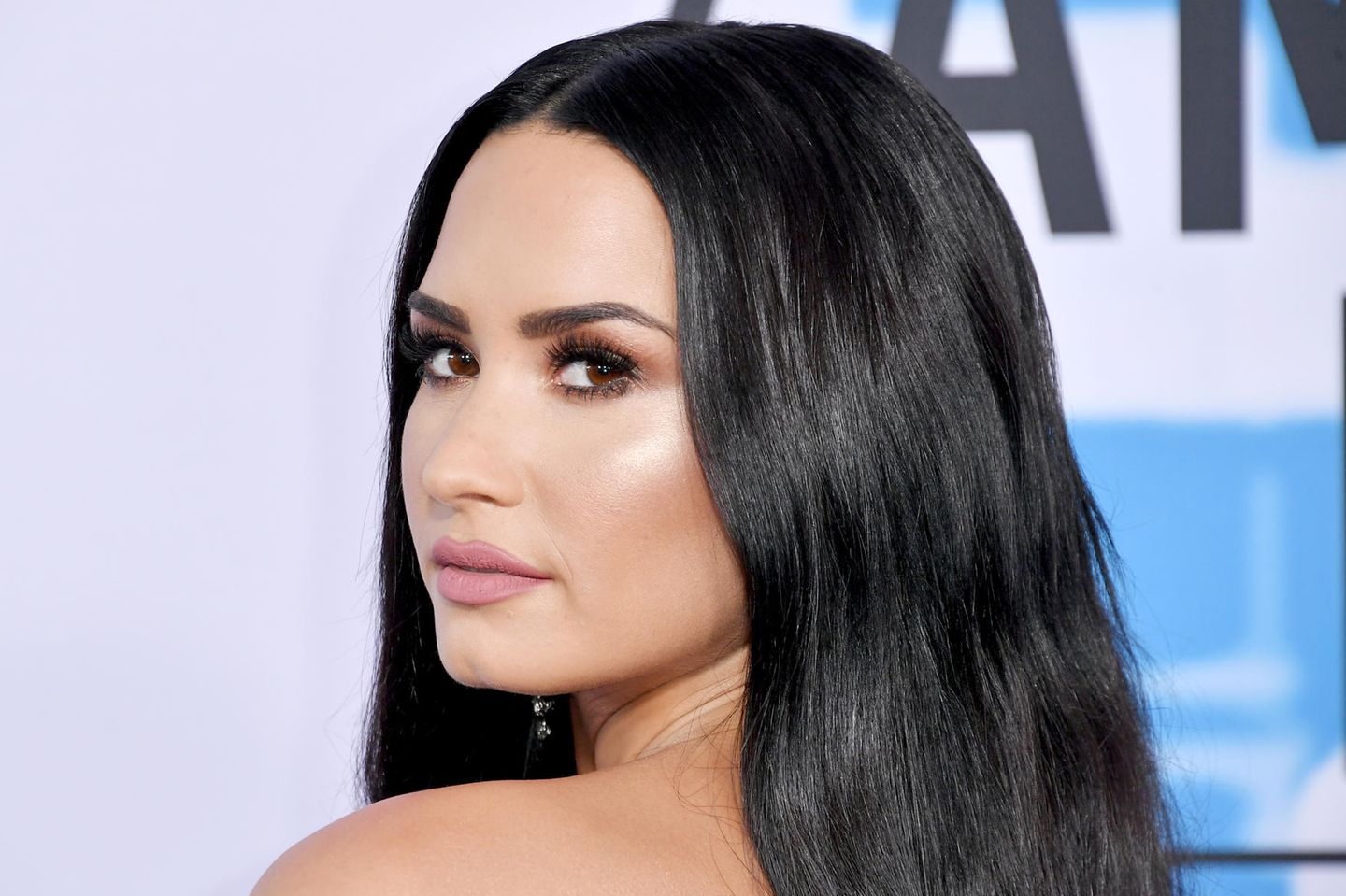 Demi Lovato Tapete Mit Blonden Und Rosa Haaren