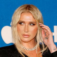 Sängerin Kesha: Po-Blitzer in ganz großen Höhen sorgt für Furore | GALA.de
