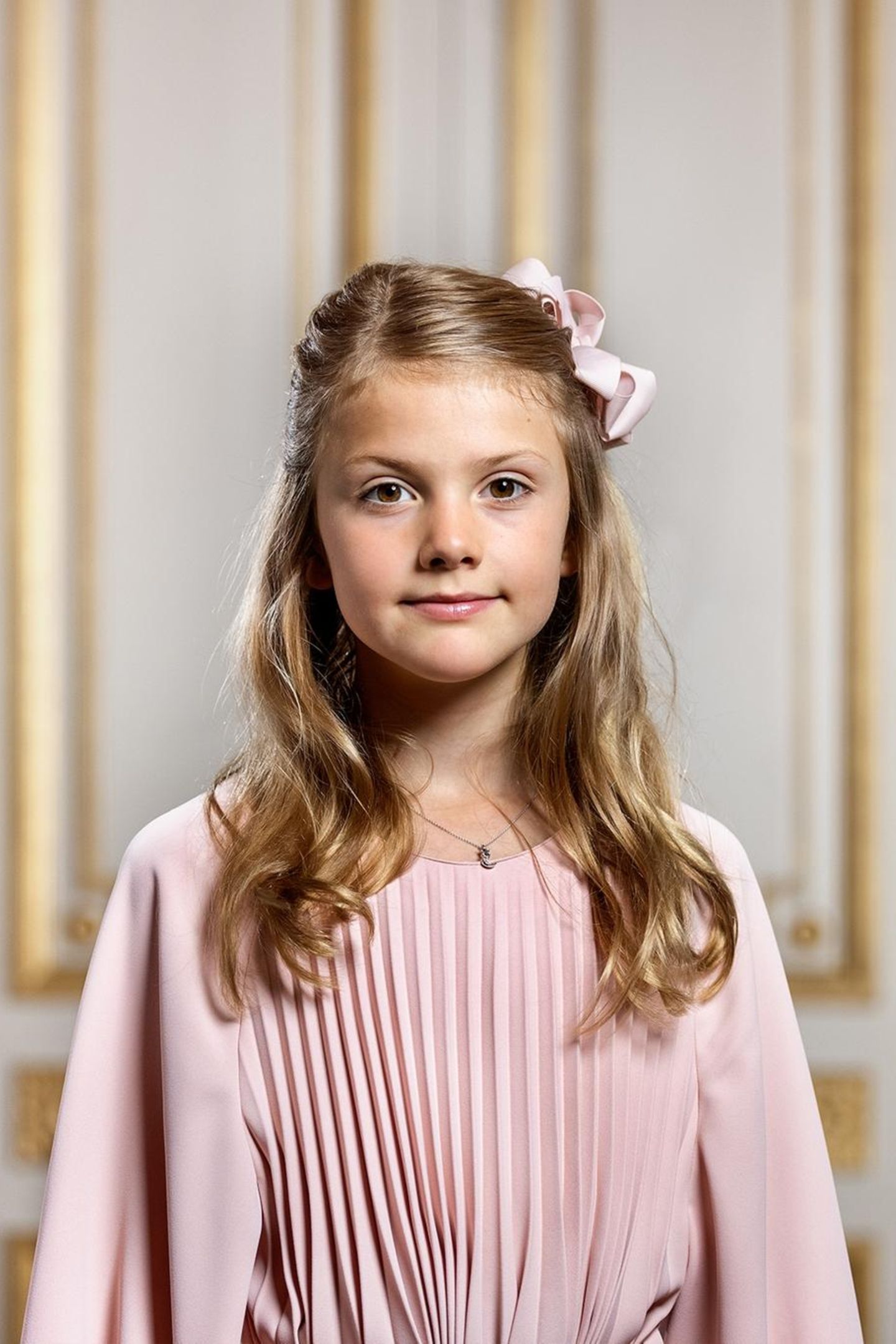 Prinzessin Estelle: Die Bilder ihrer süßesten Looks | GALA.de