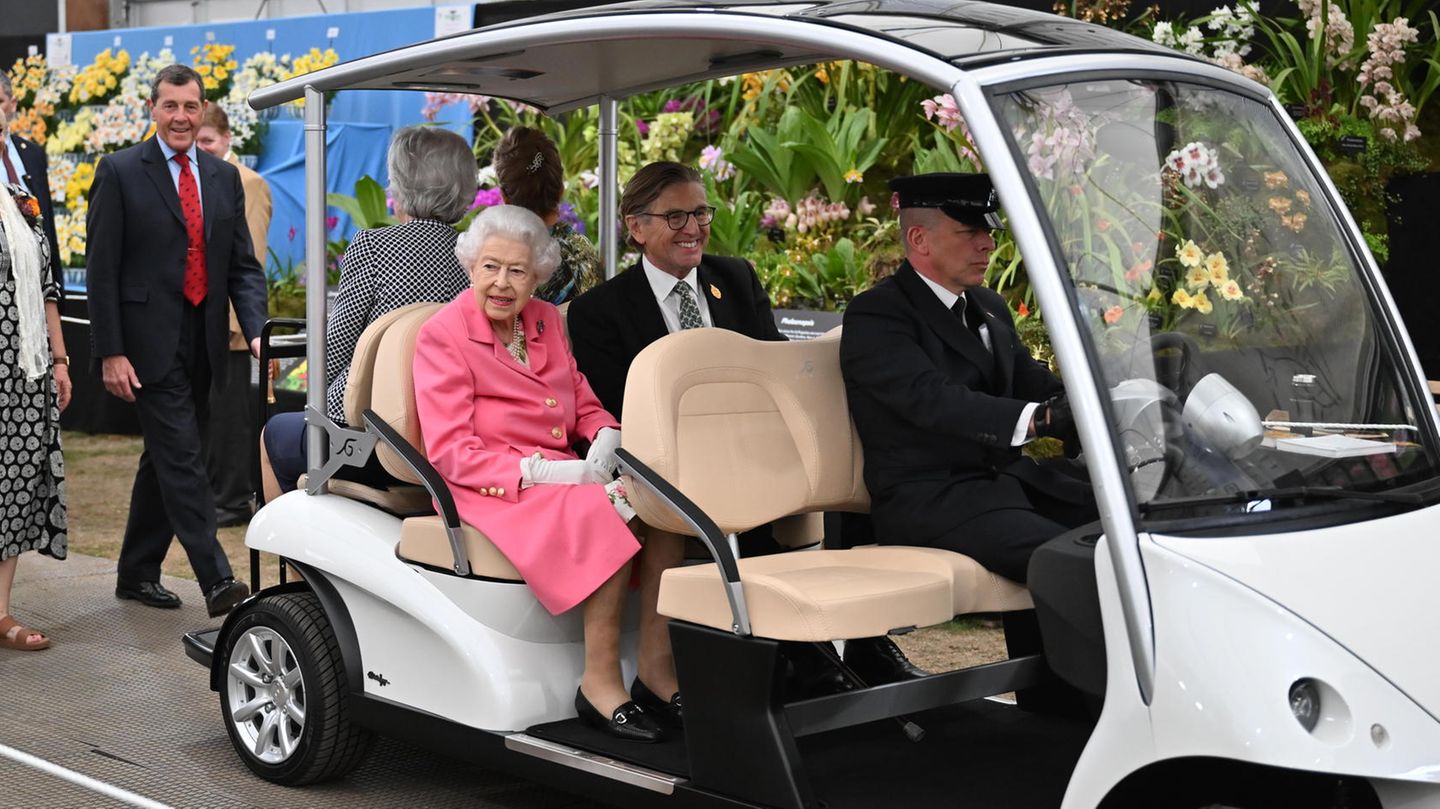 Queen Elizabeth: Stylischer Auftritt im Luxus-Golf-Cart | GALA.de