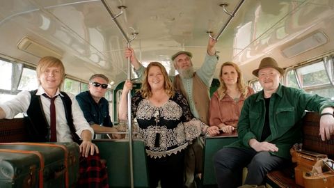 Kelly Family: Bustour weckt Erinnerungen und bringt Gänsehaut-Momente ...