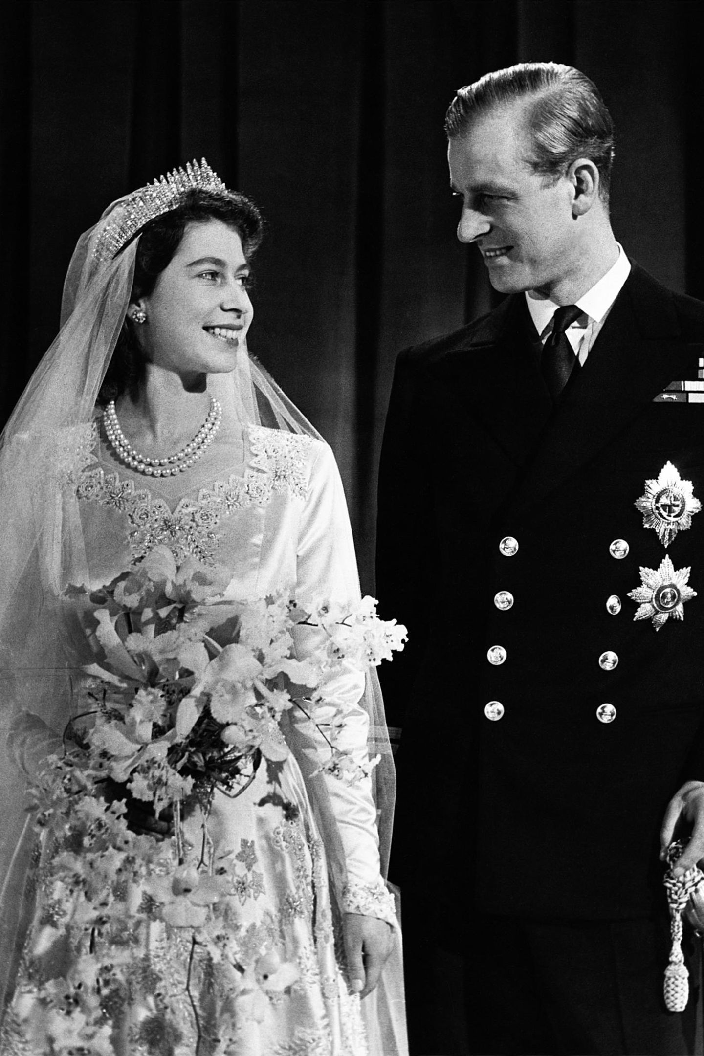 Queen Elizabeth ( ): Warum ihr Hochzeitsdiadem damals fast einen Eklat auslöste | GALA.de