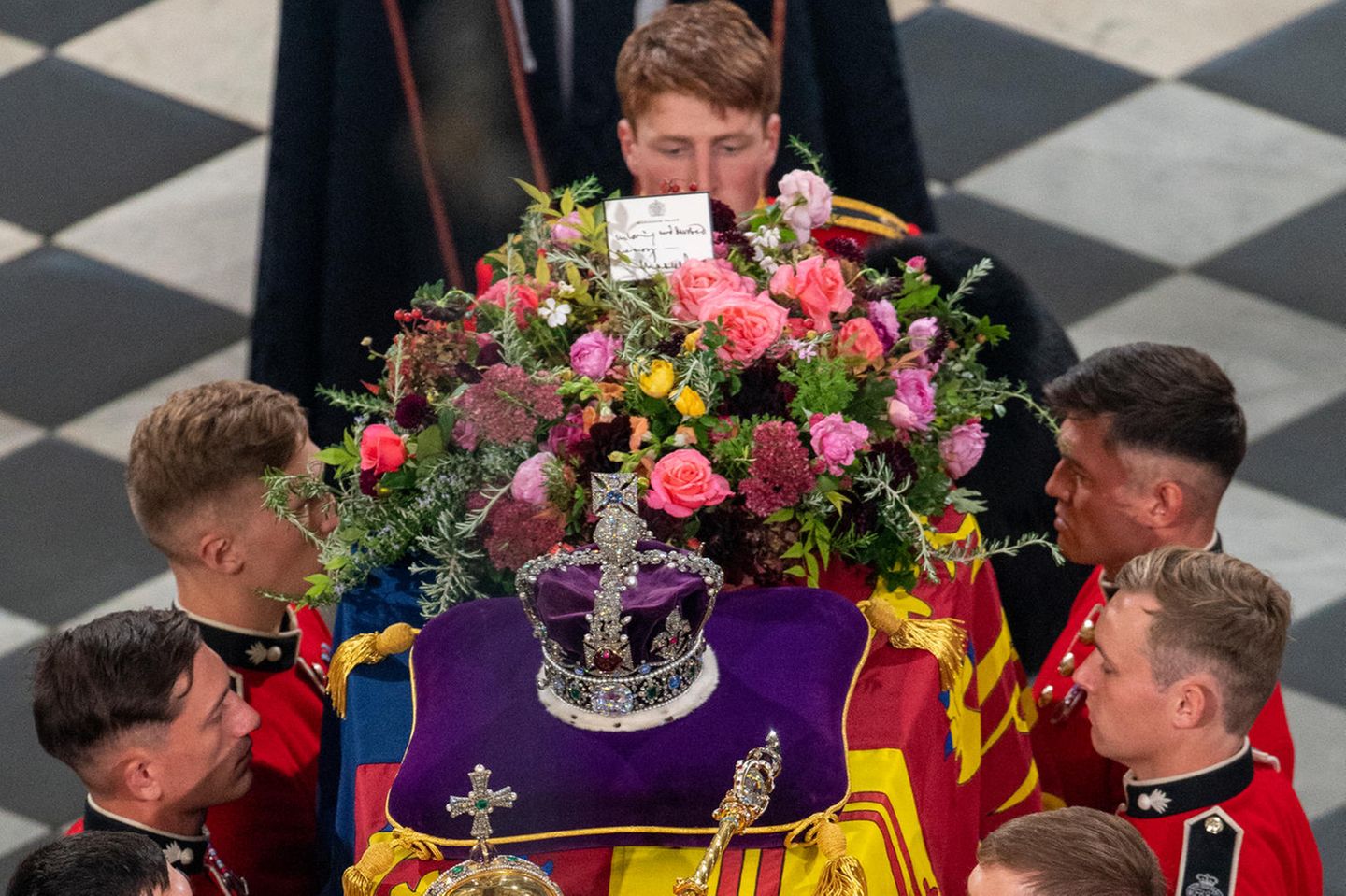 Queen Elizabeth (†96): Wer waren eigentlich ihre Sargträger?