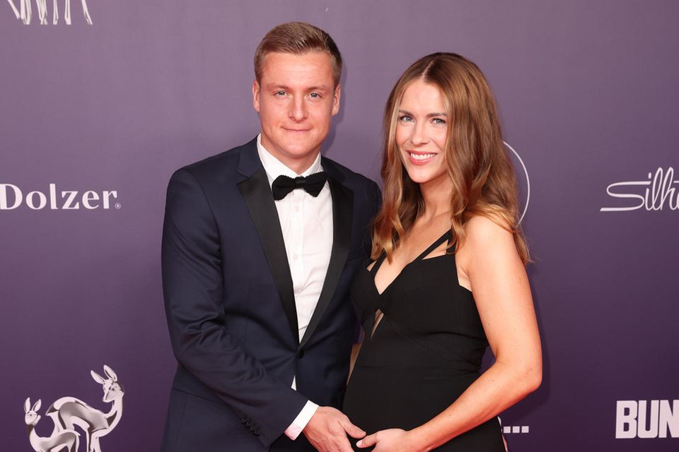 Felix Kroos und Ehefrau Lisa verkünden Baby-News auf dem Red Carpet ...