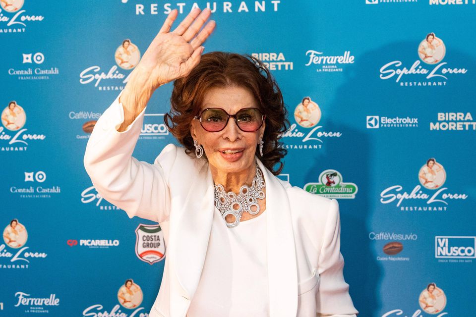 Sophia Loren: Glamour-Auftritt mit 88 Jahren bei Restauranteröffnung ...