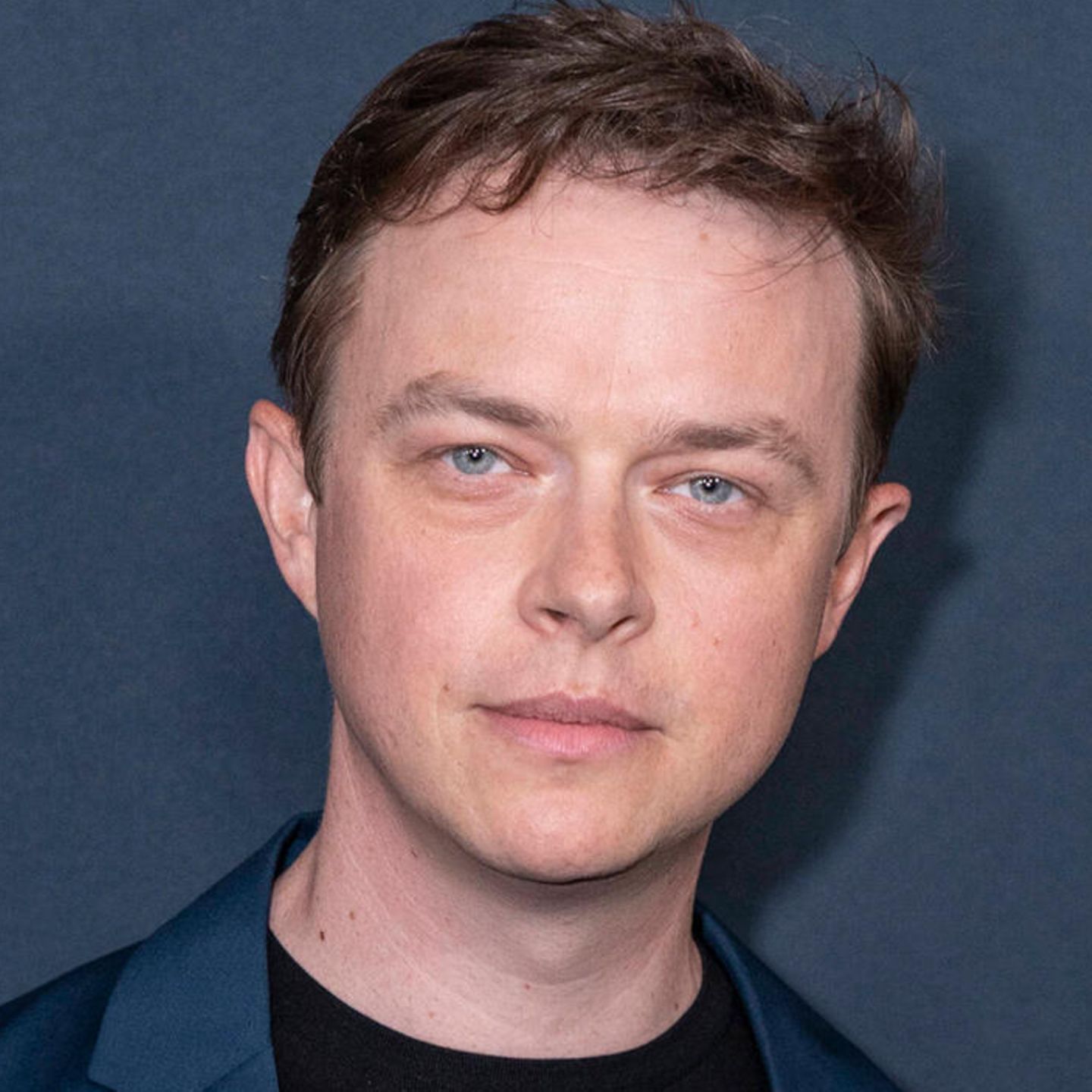 Dane Dehaan Sted Bortenfor Furufesten Boeren Naar Huis Na