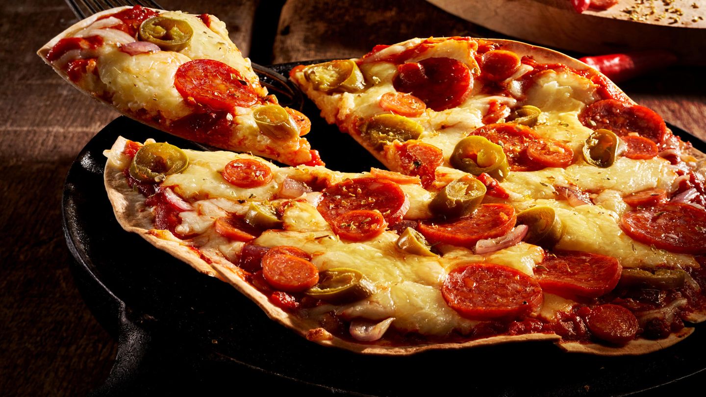 4-Zutaten-Pizza: So schnell gelingt dieses kalorienarme Rezept | GALA.de 4-Zutaten-Pizza: So schnell gelingt dieses kalorienarme Rezept | GALA.de