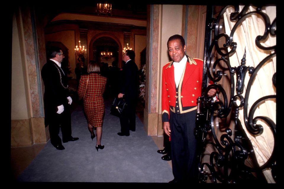 The Crown: Alles, was Sie über Sydney Johnson wissen müssen | GALA.de