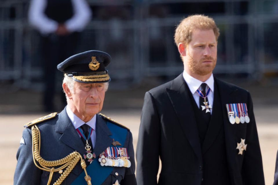 König Charles + Prinz Harry: Wer steht der Versöhnung im Weg? | GALA.de