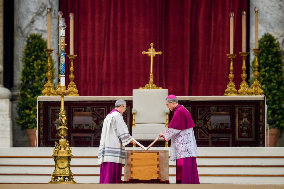 Papst Benedikt (†): Die bewegenden Bilder der Beerdigung | GALA.de