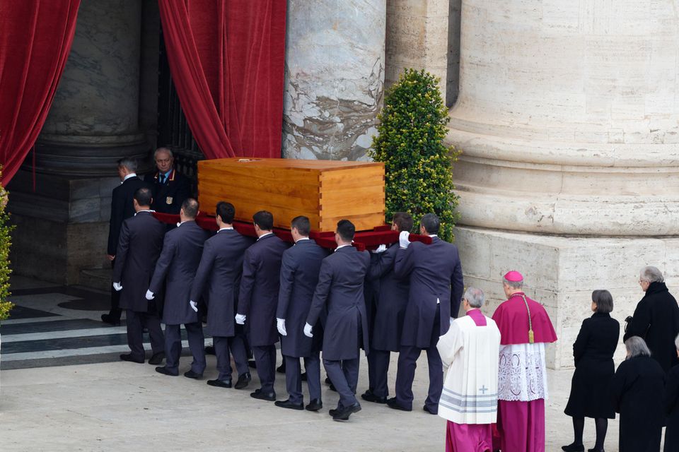 Papst Benedikt (†): Die bewegenden Bilder der Beerdigung | GALA.de