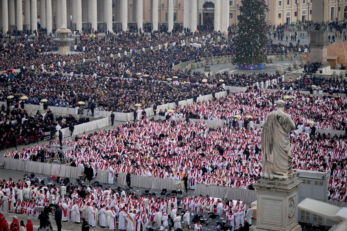 Papst Benedikt (†): Die bewegenden Bilder der Beerdigung | GALA.de