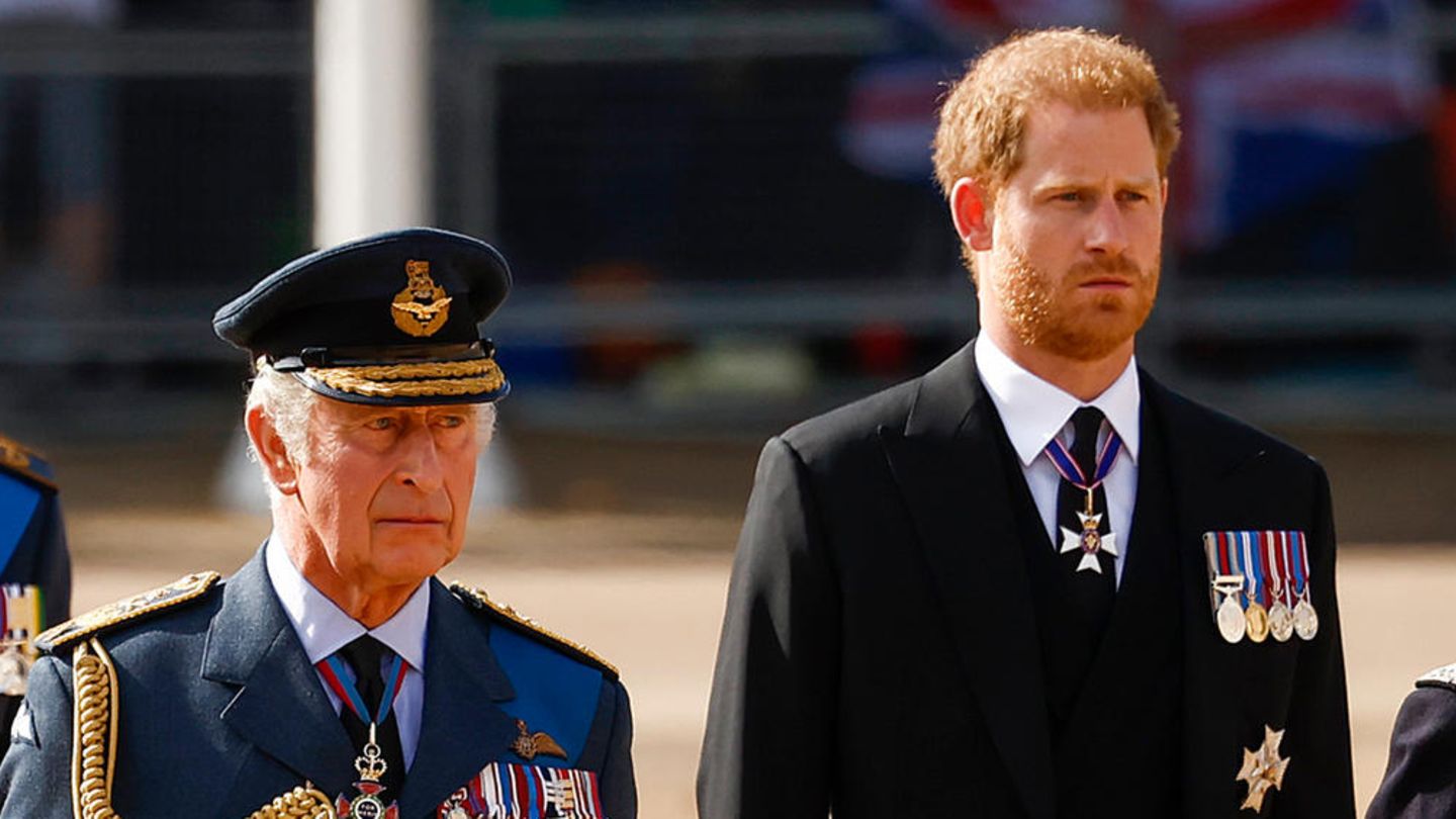 König Charles: "Toxische Pattsituation" mit Harry vor der Krönung | GALA.de