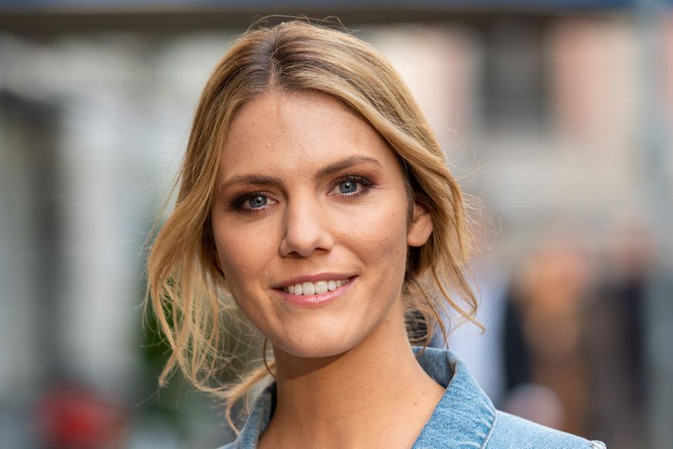 Viviane Geppert: Sie setzt Babybauch im Abendkleid perfekt in Szene ...