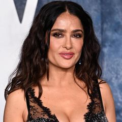 Im weißen Mini-Bikini: Salma Hayek schwingt ihre Kurven | GALA.de