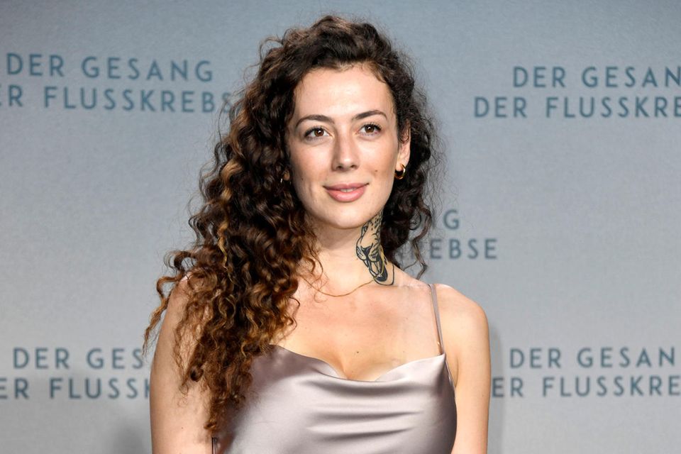Leila Lowfire Sie Liebt Ihre Kleinen Brüste Nach Der Stillzeit Galade