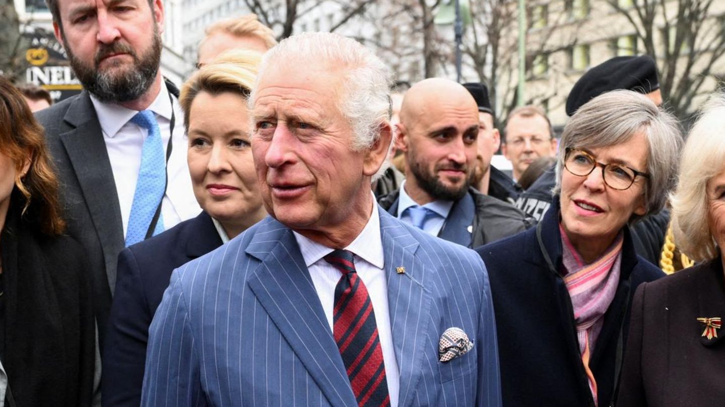 König Charles: Beim Marktbesuch wird er unsanft unterbrochen | GALA.de