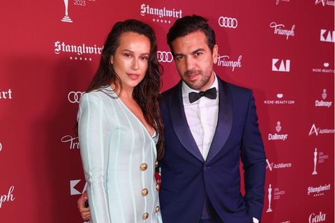 Jessica M'Barek: Das trägt die Ehefrau von Elyas M'Barek auf der Couch ...