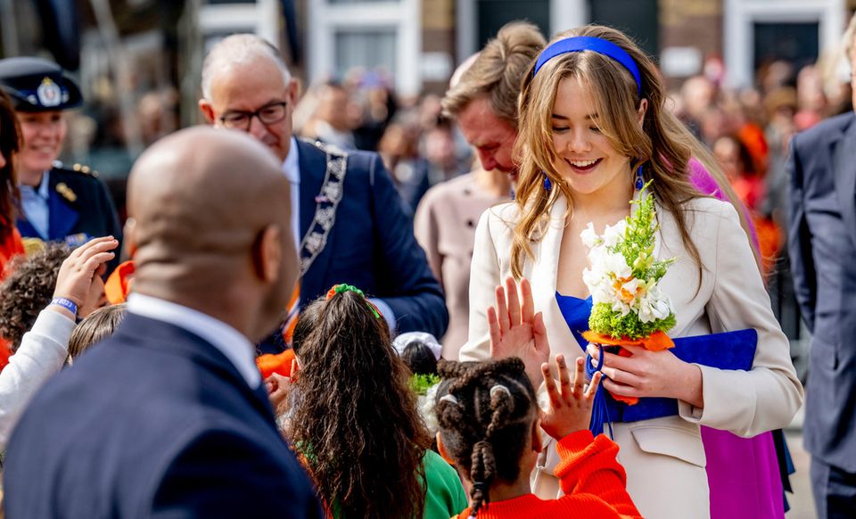 König Willem-Alexander, Königin Máxima, Prinzessin Amalia feiern ...