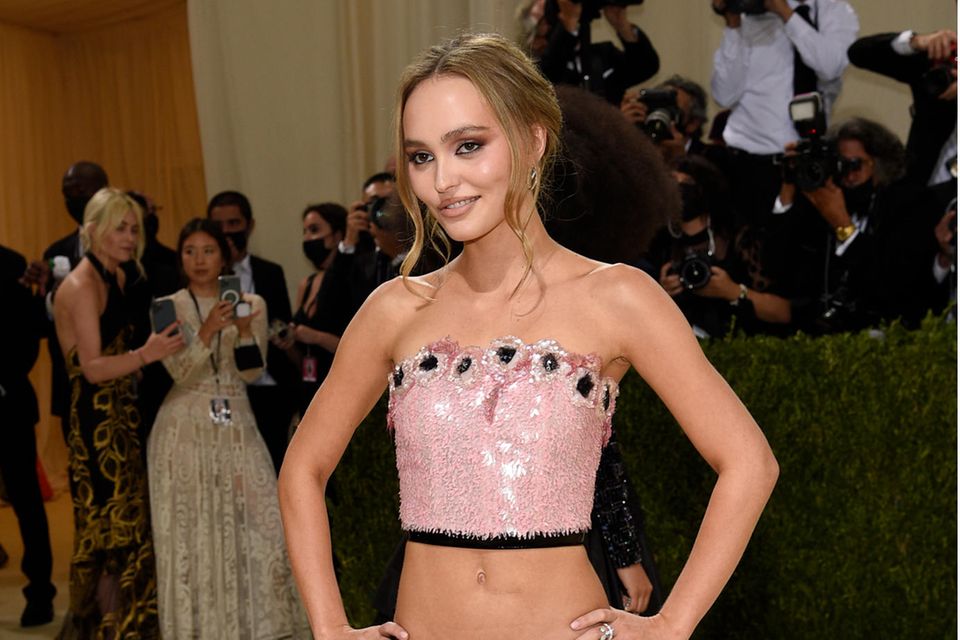 Lily-Rose Depp: Bestätigt! Sie ist mit dieser Musikerin liiert | GALA.de