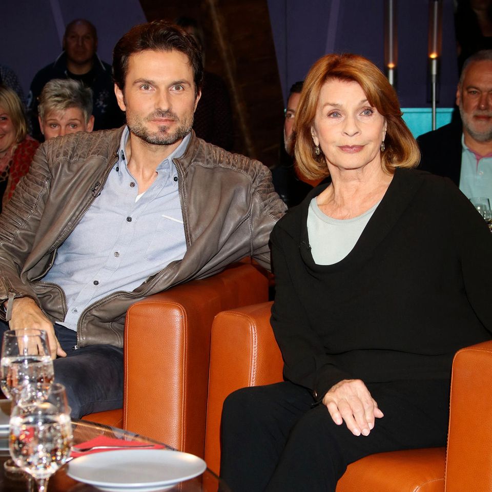 Simon Verhoeven: Senta Bergers Sohn zeigt sich mit seiner ganzen ...