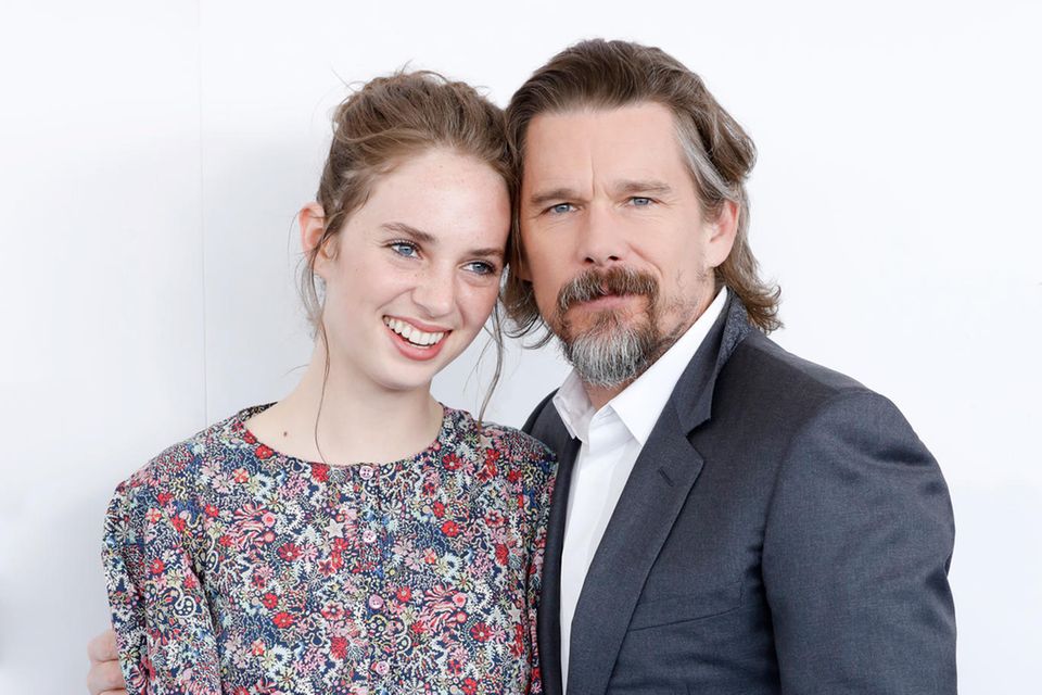 Maya Hawke über Papa Ethan Hawke: "Er hat mir das Leben schwer gemacht ...