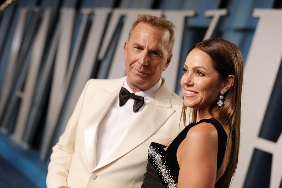 Kevin Costner: Christine Baumgartner will sein Geld für Beauty-Eingriffe | GALA.de