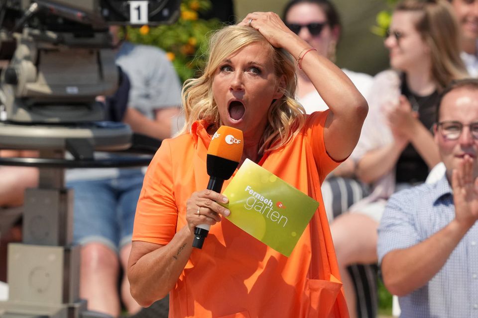 Andrea Kiewel zeigt sich bei "ZDF Fernsehgarten"-Proben ungeschminkt ...