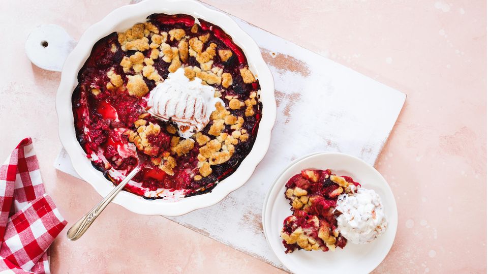 5-Zutaten-Dessert: Dieser Obst-Crumble ist perfekt für warme Sommertage ...