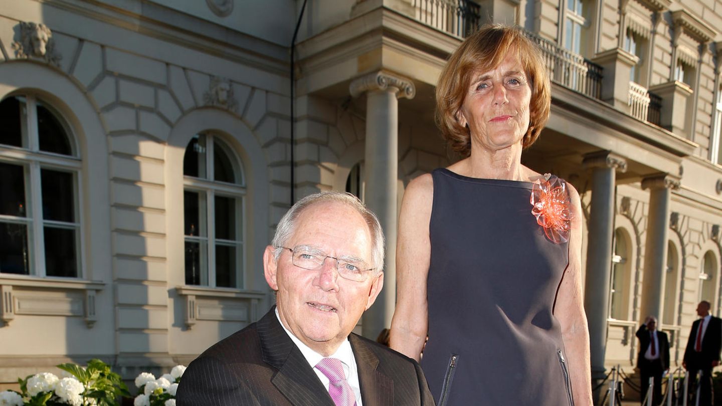 Wolfgang Schäuble: Ehefrau Ingeborg nach Fahrradunfall in Klinik | GALA.de